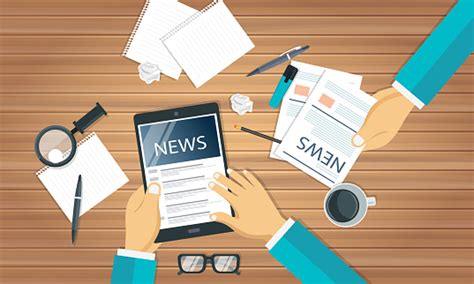 뉴스와 저널리즘 개념입니다 독립적인 저널리즘 플랫 배너입니다 책상에 기자에 대 한 장비입니다 평면 벡터 일러스트 레이 션 가방에 대한 스톡 벡터 아트 및 기타 이미지