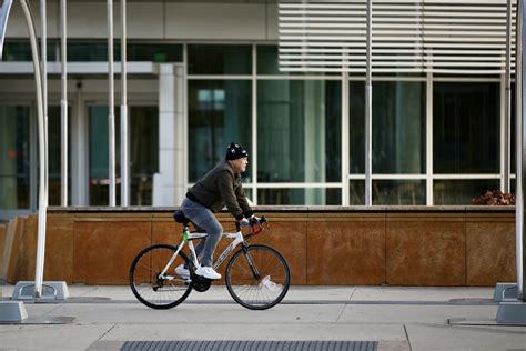 Khi Xe Ang Chuy N Ng Mu N Xe Ng L I Ng I Ta D Ng Phanh Xe