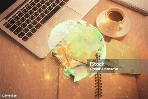 데스크톱 배경의 컴퓨터를 통해 소셜 네트워크 홀로그램 도면 맨 위 보기입니다 이중 노출 개념에 대한 스톡 사진 및 기타 이미지