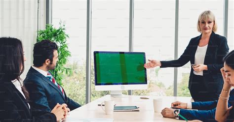 사무실 테이블에 녹색 스크린 크로마 키 Tv 또는 컴퓨터가 있는 회의실의 비즈니스 사람들 화상 회의에서 만나는 사업가와 사업가의 다양한 그룹 사진 Unsplash의