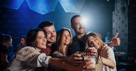 쾌활한 분위기 젊은 친구들이 웃으며 나이트클럽에서 건배를 하고 있다 사진 Unsplash의 우크라이나 이미지