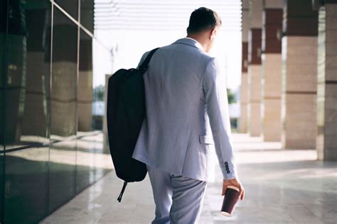 사무실 건물 밖에서 숄더백을 들고 걷는 커피 머그잔을 들고 있는 인식할 수 없는 젊은 사업가의 뒷모습 20 29세에 대한 스톡 사진 및 기타 이미지 Istock