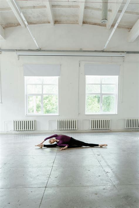 실내 가벼운 건강 공연가 균형 극장 기민한 기술 날씬한 널찍한 댄서 댄스 라이프스타일 모델 바닥 발가락 발끝 발레 발레 무용수 발레