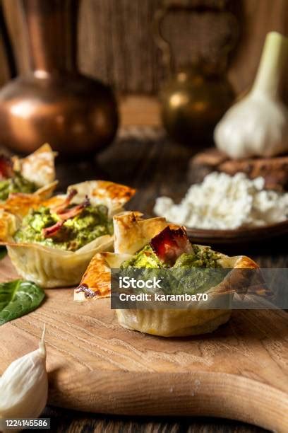 나무 절단 보드에 코티지 치즈 시금치 계란 버섯 마늘 베이컨을 곁들인 타르트 0명에 대한 스톡 사진 및 기타 이미지 0명 가정 주방 가정의 방 Istock