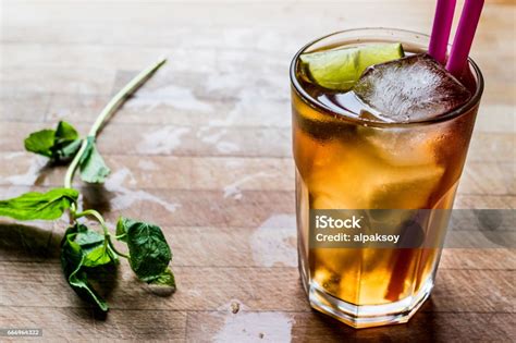 롱 아일랜드 아이스 티 라임 칵테일 얼음 및 핑크 빨 대와 함께 0명에 대한 스톡 사진 및 기타 이미지 0명 Ale 달콤한 음식 Istock