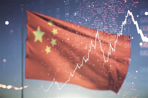 중국 국기와 푸른 하늘 배경에 대한 가상 추상 금융 차트 홀로그램 및 세계지도의 다중 노출 연구 및 분석 개념 0명에 대한 스톡