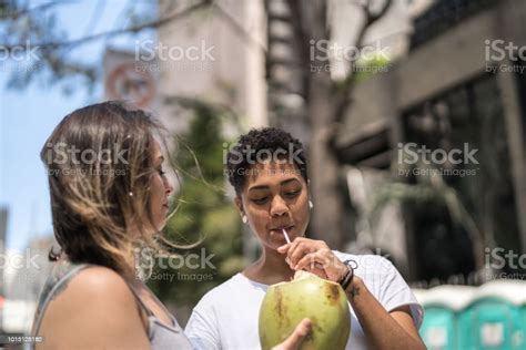 레즈비언 커플 시 코코넛 물 마시는 코코넛 워터에 대한 스톡 사진 및 기타 이미지 코코넛 워터 20 24세 2명 Istock