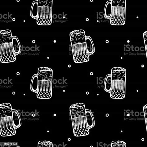 크래프트 맥주 원활한 패턴 검은 배경에 맥주와 함께 건배를 위한 머그잔과 유리잔 빈티지 벡터 조각 삽화 웹 포스터 파티 초대 연속무늬에 대한 스톡 벡터 아트 및 기타 이미지