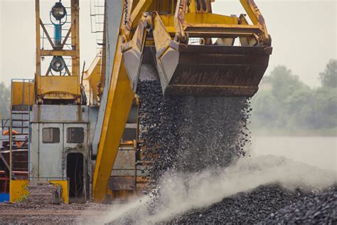 무거운 굴착기 및 불도저 언로드 로드쇼의 금속면의 로드 작업 중에 건설 기계류에 대한 스톡 사진 및 기타 이미지 건설 기계류 건설 산업 건설 현장 Istock