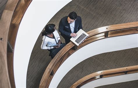 건물 복도 한가운데에 서 있는 비즈니스 사람들 랩톱 에 대한 토론 및 사용 계단에 대한 스톡 사진 및 기타 이미지 계단 카피 공간 하이 앵글 Istock