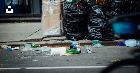 바닥에 검은 비닐 봉지 사진 Unsplash의 무료 쓰레기 이미지