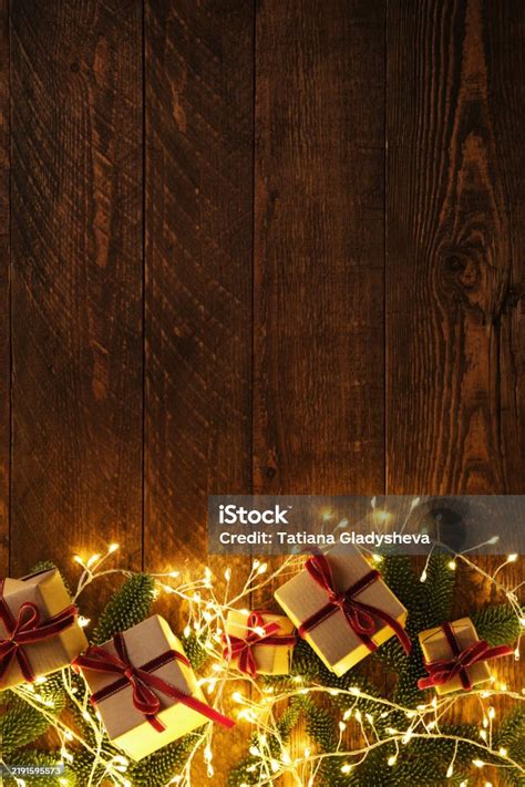 갈색 크래프트 종이 선물 빨간 벨벳 리본 상록수 전나무의 가지와 갈색 나무 배경에 화환 사이에 텍스트를 위한 공간 0명에 대한 스톡 사진 및 기타 이미지 Istock
