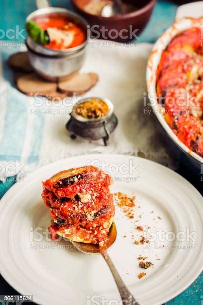 Ratatouille프랑스 요리에서 고전적인 채식 요리 푸른 나무 테이블입니다 구운된 야채입니다 컴 포트 채식주의 음식 개념 가지 채소에 대한 스톡 사진 및 기타 이미지