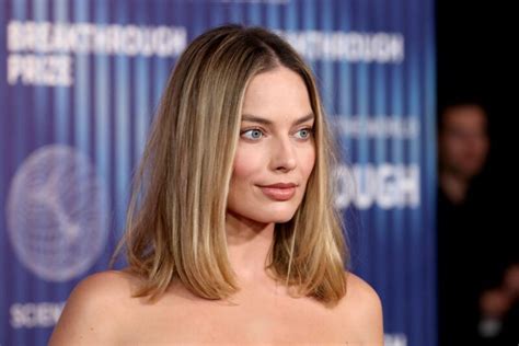 Margot Robbie Wows As She Radiates Natural Beauty As She Slips Into