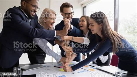 성공을 축하하는 다양한 연령대의 직원들의 행복한 흥분 비즈니스 팀 성공에 대한 스톡 사진 및 기타 이미지 성공 팀워크 25 29세 Istock