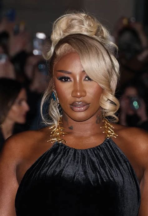 Aya Nakamura Passe Au Blond En Pleine Fashion Week Voici Son Secret