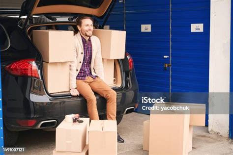 보관 창고에서 자동차 트렁크에 골판지 상자를 넣은 행복한 남자 30 34세에 대한 스톡 사진 및 기타 이미지 30 34세 개념 관세 Istock