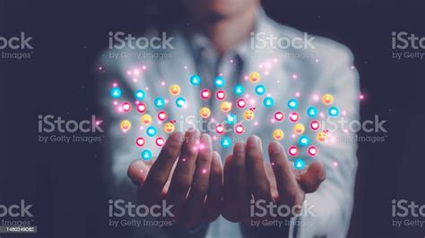 사람 행복한 발렌타인 데이 사랑 따뜻함의 아이콘 노트북 메시지 이메일 댓글 사업가 손이 화면 장치 인터넷 디지털에서 작동하는 연인이나 가족 및 소셜 미디어 상호 작용에