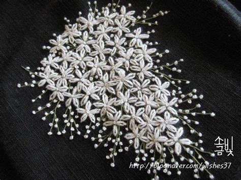 ㅡ 검정리넨에 밑그림 없이 수놓은 쉬땅나무 꽃 자수입니다 ㅡ 소금빛자수 블로그에서 쉬땅나무로 검색하면 밑그림 없이 수놓는
