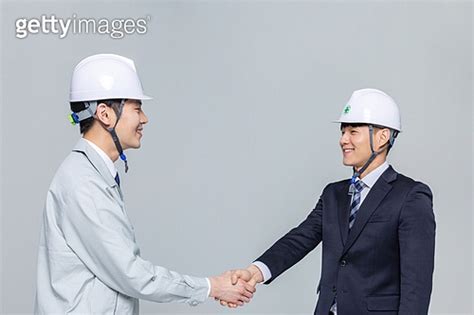 한국인 건설현장 인조공간 건설업 산업 팀워크 협력 협력 컨셉 팀워크 협력 합의 컨셉 건축 계약 악수 악수 제스처 이미지