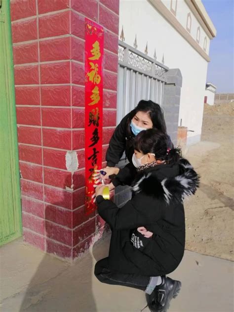 十三师新星市驻连工作队欢欢喜喜贴春联 平平安安过大年 十三师 师团新闻 胡杨网2022 兵团胡杨网 新疆兵团新闻门户