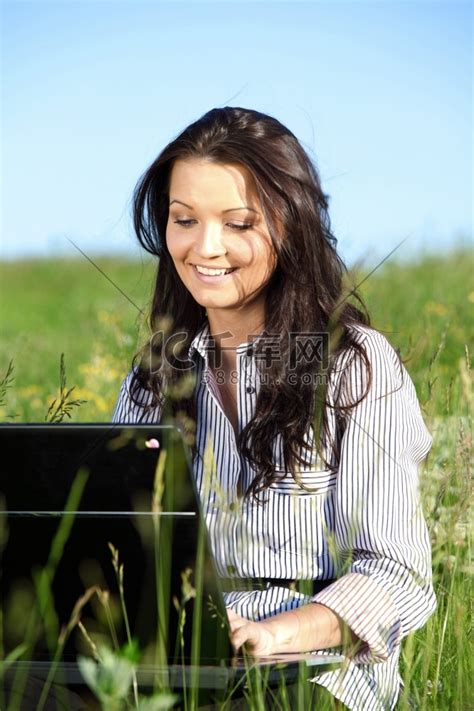绿草地上拿着笔记本电脑的女孩美女卡通动漫人物高清摄影大图 千库网