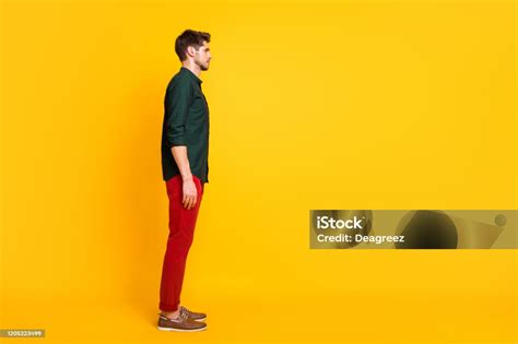 밝은 색상 배경 위에 고립 된 빈 공간을 찾고 직선 측면 프로필을 서 솔직한 펜스 무관심 남자의 전체 길이 몸 크기 사진 갈색 머리에 대한 스톡 사진 및 기타 이미지