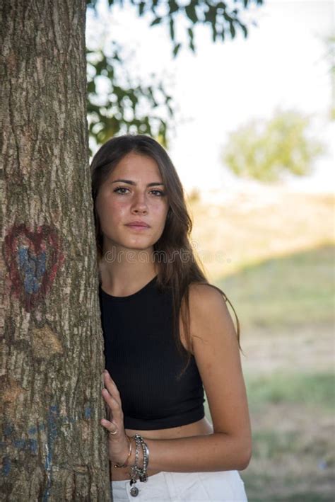 Bella Ragazza Italiana Al Parco Con Un Vestito Immagine Stock Immagine Di Allegro Faccia