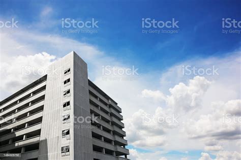 푸른 하늘 흰 구름 모양 자연 배경 복사 공간이 있는 새로운 철근 콘크리트 건물 0명에 대한 스톡 사진 및 기타 이미지 0명 가정 생활 건물 외관 Istock