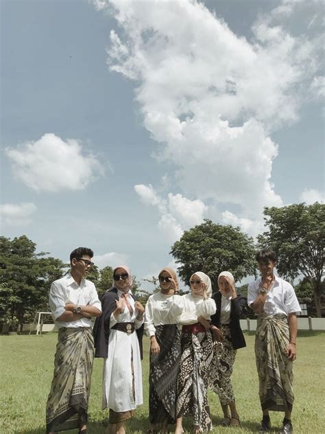 Yearbook Berkain Outfit Men Rok Batik Sarimbit Batik Couple