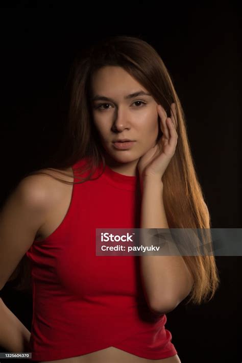 완벽한 피부와 무성한 머리와 매력적인 갈색 머리 여자를위한 모델 테스트 20 24세에 대한 스톡 사진 및 기타 이미지 20