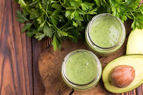 신선한 시금치와 오래 된 소박한 절단 보드에 파 슬 리와 유리 항아리에 아보카도 스무디 건강한 생활방식에 대한 스톡 사진 및 기타 이미지 건강한 생활방식 건강한 식생활