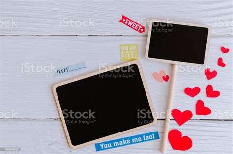 플랫 누워 검은 일반 나무 태그흰색 나무 배경에 스티커로 장식 프레임 사진 및 메시지에 대한 간단하고 최소한의 빈티지 스타일 텍스트의 공간을 복사합니다 사진 컨셉을 좋아