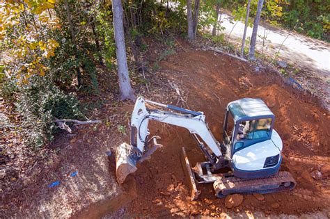 건설 현장에서 토공 작업 중 땅을 파는 크롤러 굴삭기 버킷 0명에 대한 스톡 사진 및 기타 이미지 0명 Tracked Loader 개발 Istock