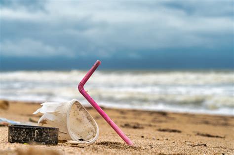 분홍색 마시는 빨대와 플라스틱 컵은 해변에서 버려졌습니다 0명에 대한 스톡 사진 및 기타 이미지 0명 구름이 짙게 낀 하늘 근거리 초점 Istock