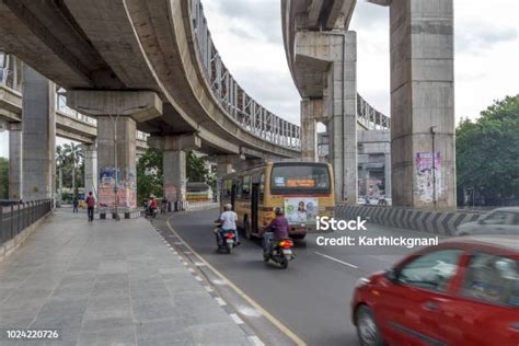 비행에 이동 하는 지하철 기차와도 과속 차량 본 국도 강철에 대한 스톡 사진 및 기타 이미지 강철 거리 건물 외관 Istock
