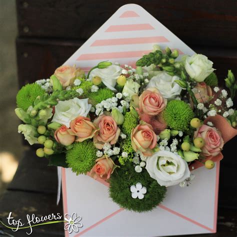 Имаш поща цветна аранжировка от свежи цветя с доставка