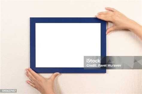 모형 졸업장 벽에 파란색 사진 프레임 모형을 매달려 여자 흰색 프레임 모형 수평 1위에 대한 스톡 사진 및 기타 이미지 1위