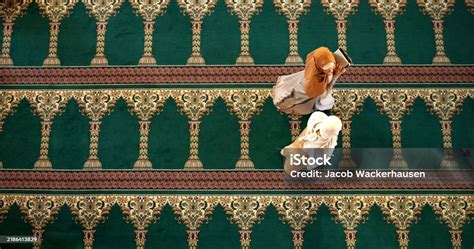 위에는 이슬람 사원에서 알라에 대한 감사나 지지를 위해 예배를 드리는 무슬림 여성들의 대화가 담겨 있다 걷기 이슬람 신앙 및 영적 인 사람들이 라마단 기간 동안 하나님을