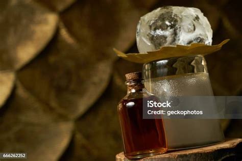 얼음 및 코냑 위스키 유리 나무 자작나무 바 카운터에 연기와 신선한 브랜드 알콜 칵테일의 클로즈업 갈색에 대한 스톡 사진 및 기타 이미지 Istock