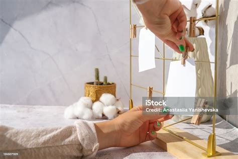 여자 는 기분 보드를 만드는 카드와 포스터는 그리드 보드에 업을 조롱 공간을 복사합니다 여성힙스터 오피스 테이블 장식 홈 오피스