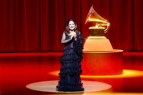Shakira Y Gloria Estefan Sentados Uno Al Lado Del Otro En El 2025