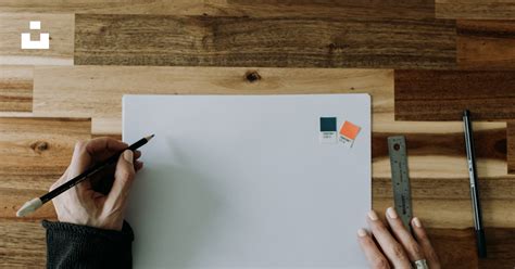 연필을 들고 종이에 그림을 그리는 사람 사진 Unsplash의 무료 회색 이미지