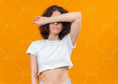 橙色高清图片 年轻漂亮的女孩把手臂放在眼睛上，背景是孤立的橙色，有复制空间 人像图片免费下载格式编号51003623 千图网