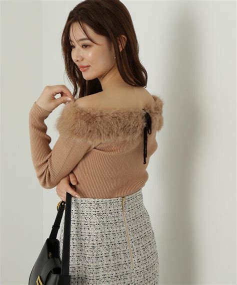 Proportion Body Dressing（プロポーションボディドレッシング）の「フェイクファーオフショルニット