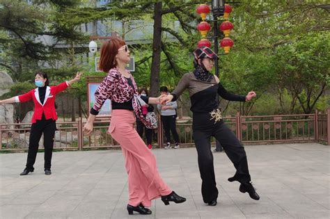 吉特巴《你像三月桃花开》歌声悦耳动听，梅子老师舞步娴熟优美凤凰网视频凤凰网