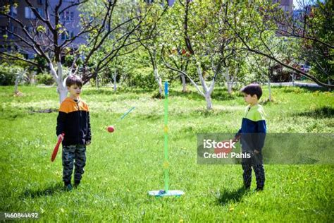 두 친구가 여름 캠핑에서 테더볼 스윙 볼 게임을하고 있습니다 두 소년 형제 행복한 여가 건강한 활동 시간 야외 개념 2명에 대한 스톡 사진 및 기타 이미지 Istock