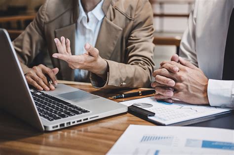 새로운 스타트업 프로젝트 계획 및 랩톱으로 재무 전략에 대한 토론 정보 성공적인 팀워크의 결과로 작업하는 비즈니스 팀 동료 2명에 대한 스톡 사진 및 기타 이미지 Istock