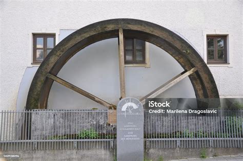 오래된 방앗간 물의 녹슨 철제 바퀴 물레방아 바퀴의 모션 블러 바트 푸싱 마을에 있는 물레방아의 마차 바퀴 철제 바퀴와 시내 0명에 대한 스톡 사진 및 기타 이미지 Istock