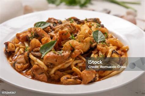 흰색 나무 배경에 흰색 접시에 바다 과일 파스타 부드러운 빛 스파게티 아이 프루티 디 마레 해산물 지중해 요리 0명에 대한 스톡 사진 및 기타 이미지 Istock